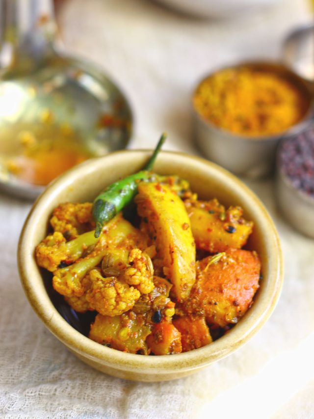 Gobhi Gajar Ka Achar - Fun FOOD Frolic